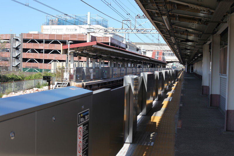 相模鉄道上星川駅、ホームドア設置完了（相州そば跡地）: 乗り物BOX